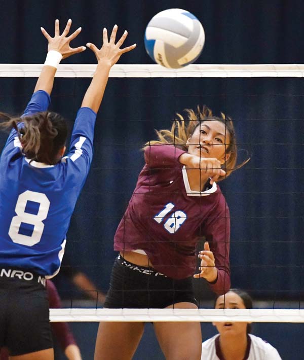 Unbeaten Bears handle Sabers in 3 | News, Sports, Jobs - Maui News